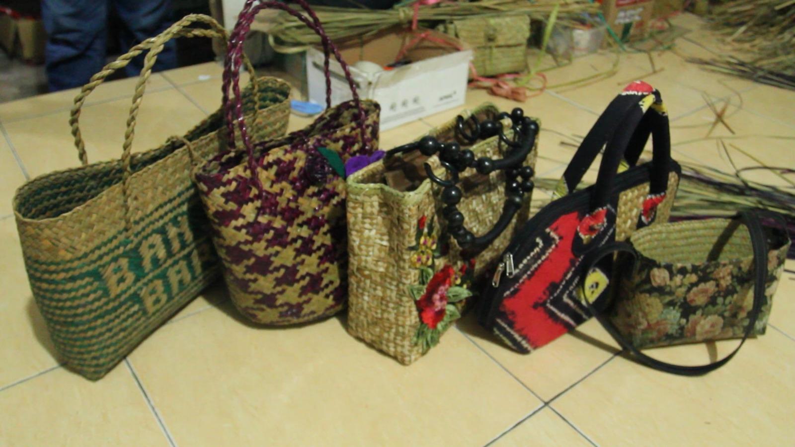 Anyaman Tanaman Purun Menjadi Ladang Usaha Warga Desa Teluk Karya ...