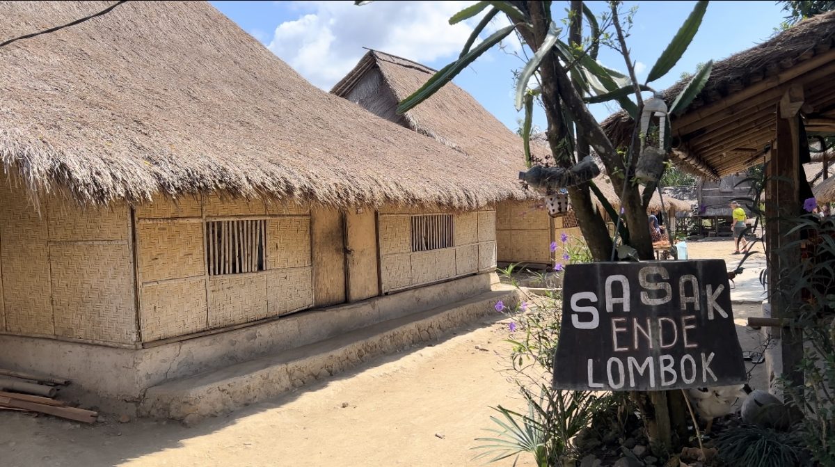 Daya Tarik Kampung Tradisional Desa Wisata Sasak Ende - Kolom Desa